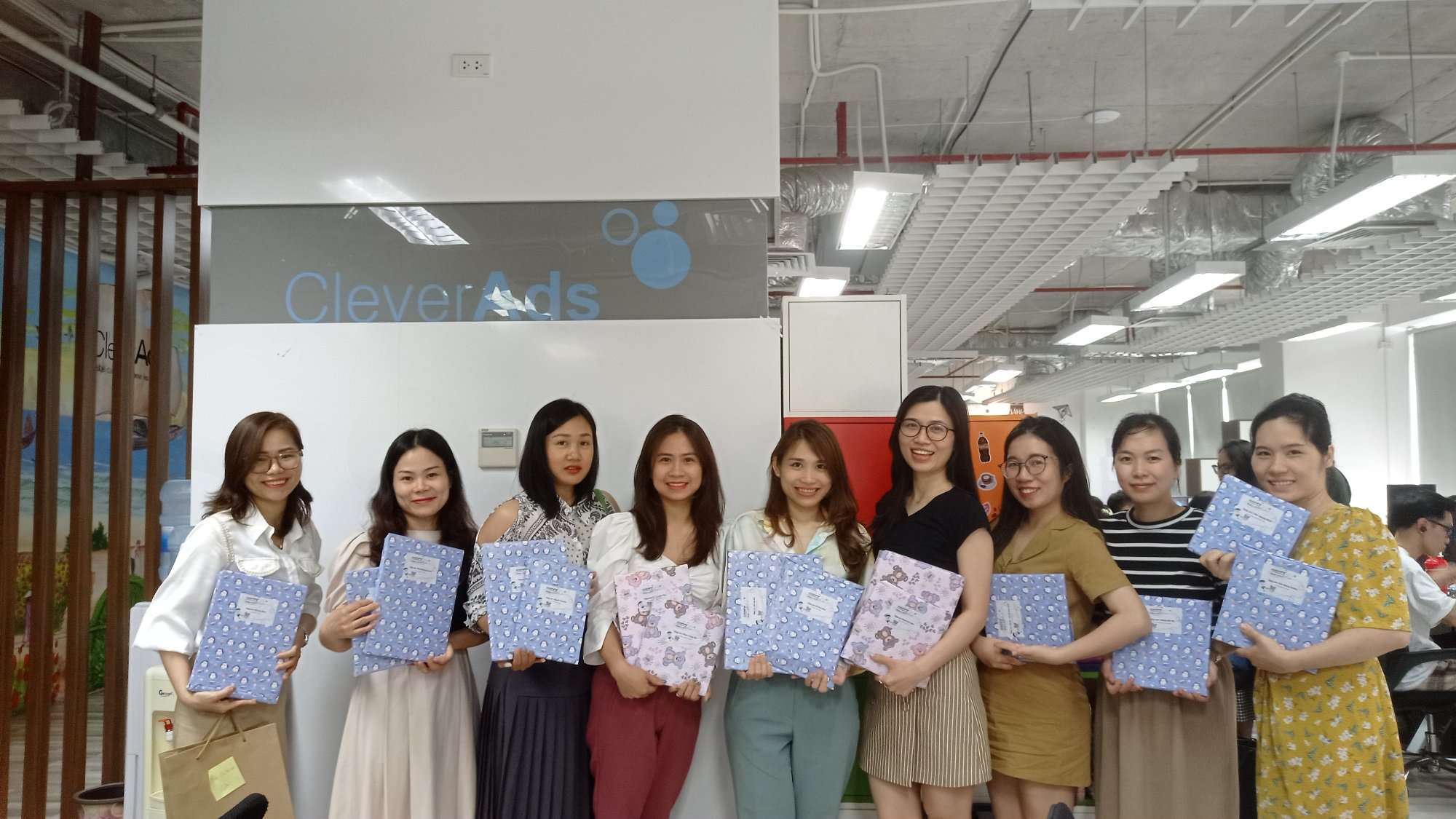 Clever Group tặng quà cho con em của nhân viên trong ngày Quốc tế thiếu ...